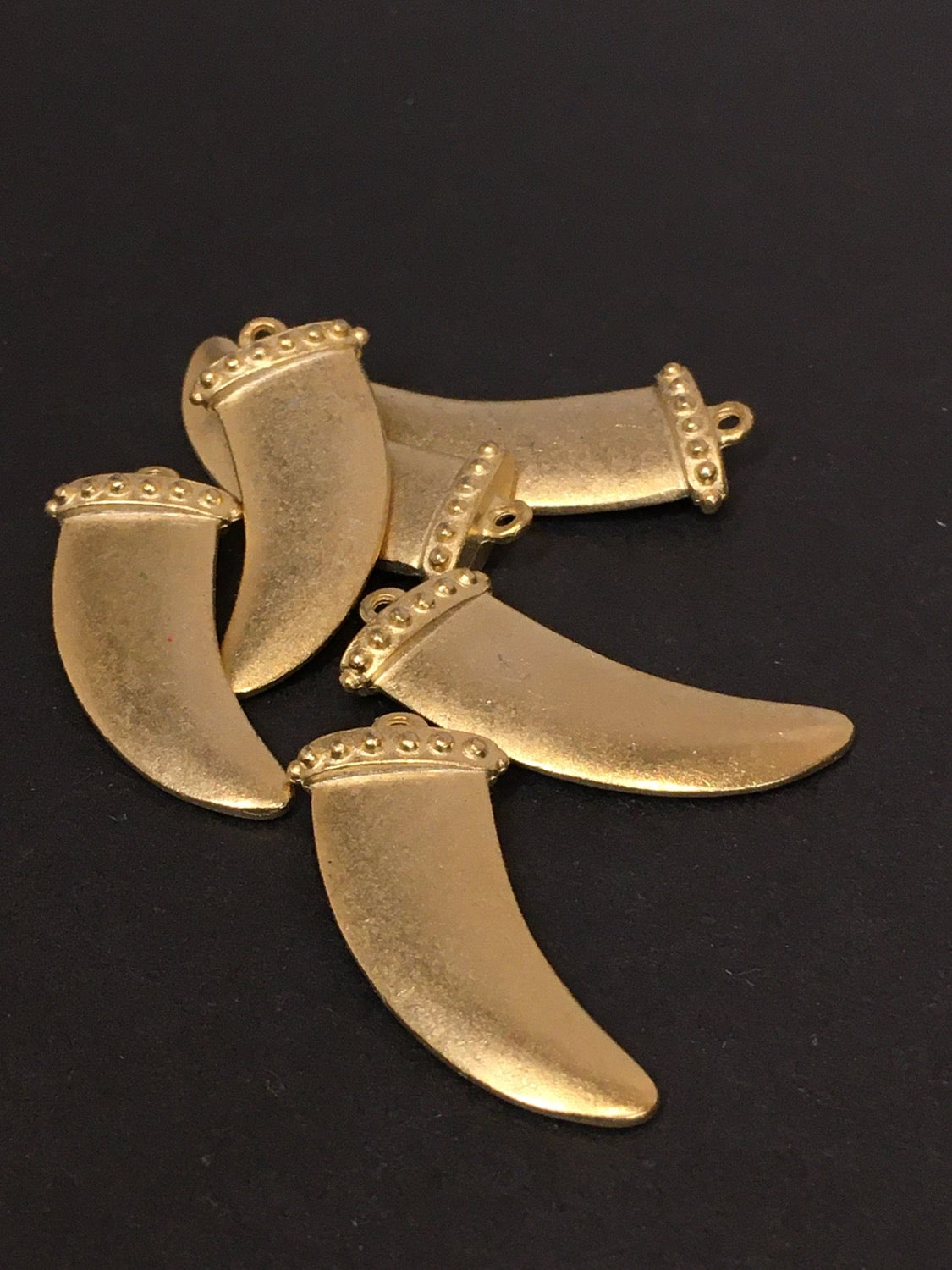 30mm Horn with dotted Crown Matte Qty 1/ 12506 – Sun Beads Caguas